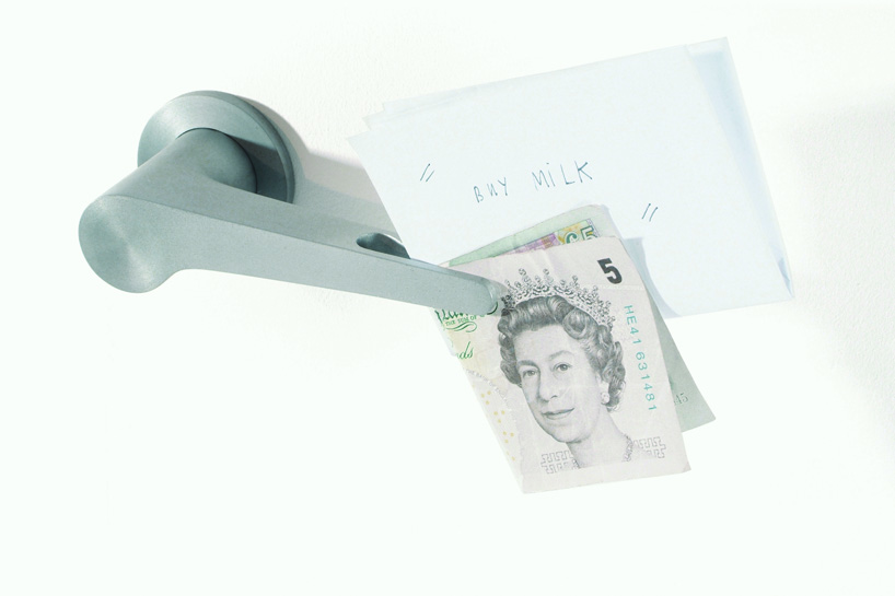 door handle + note holder | designboom.com