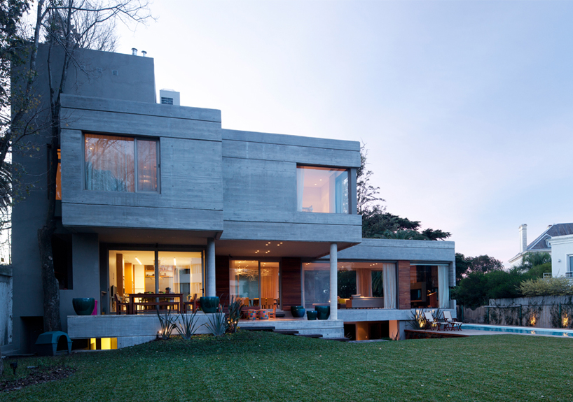 andres remy arquitectos assembles casa acassuso on hills of buenos aires