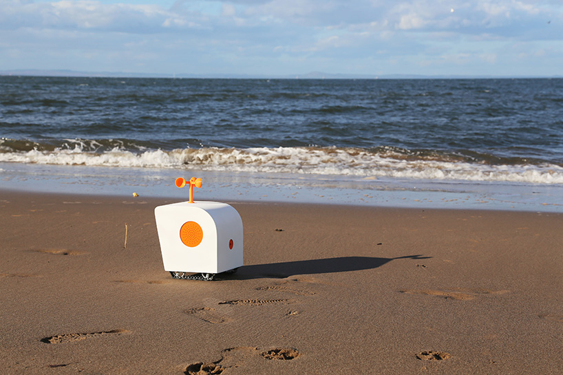 yuxi liu creates AI-robot that poetically roams the beaches