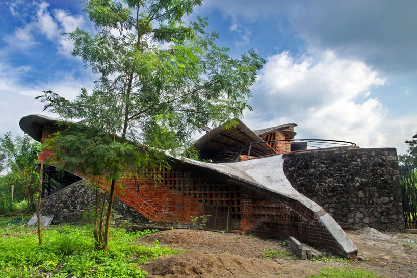 i.STUDIO architecture double curves brick house near mumbai