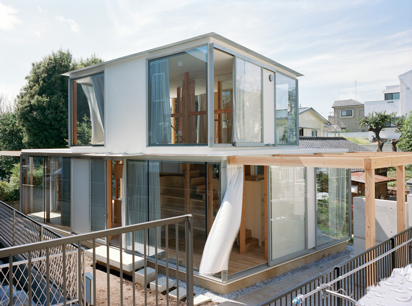 fujiwalabo builds wall-less home in japanese valley