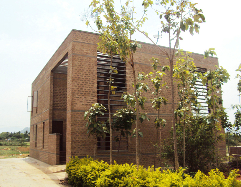 noel jerald v applies mud blocks to gnana illam residence in india