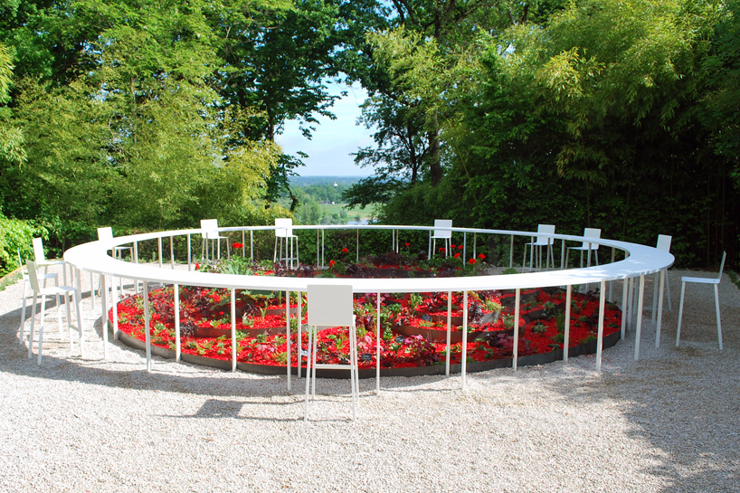 NAS architecture surrounds inaccessible garden with circular table