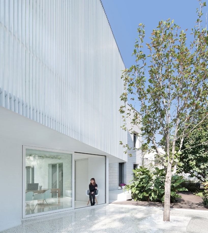 reMIX studio conceals interweaving interior behind semi-transparent façade