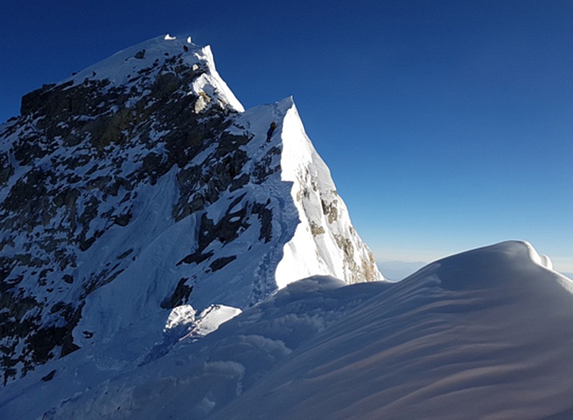 explorer scales everest + captures immersive video with samsung galaxy ...