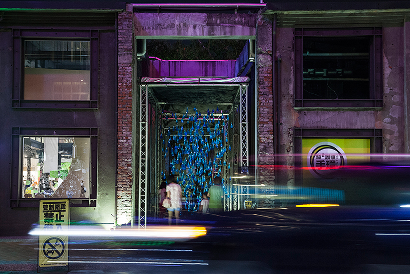 luzinterruptus forms interactive rain canopy in taiwan with 2,500 ...