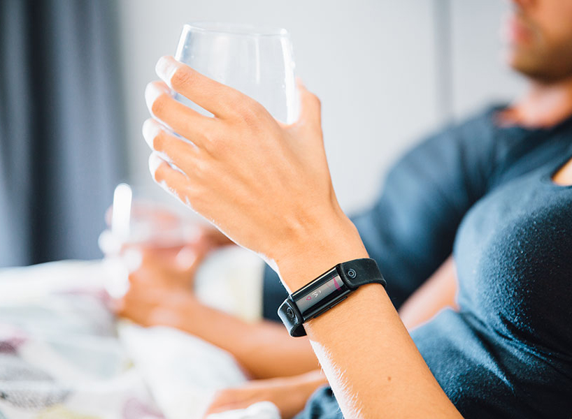 frog design + BSX create LVL: the first hydration monitor