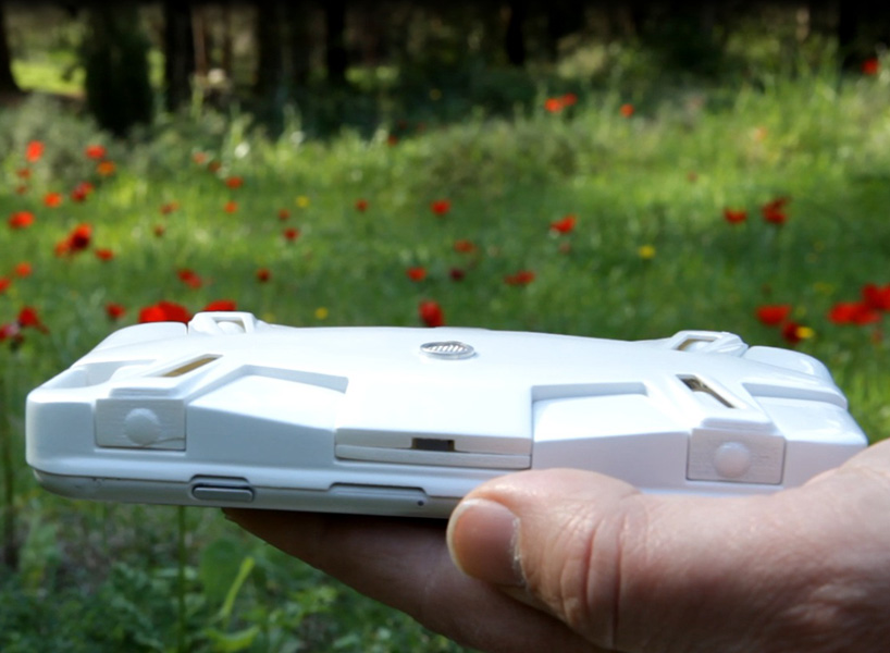 SELFLY transforms your phone into a drone from the pocket