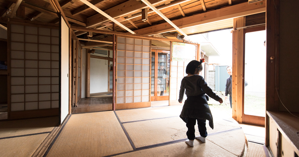 a 360° rotating center gives this japanese house a shape-shifting layout