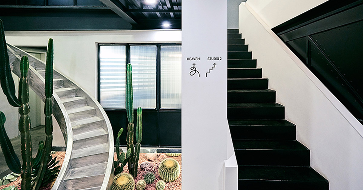 UUA sets a curved steel staircase in this photography studio