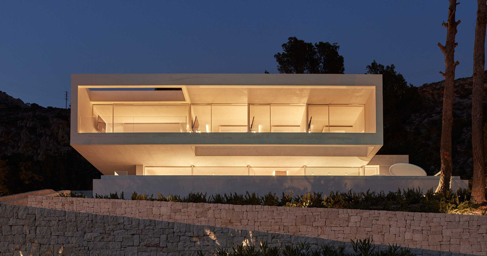 'oslo house' by ramón esteve overlooks the mediterranean sea