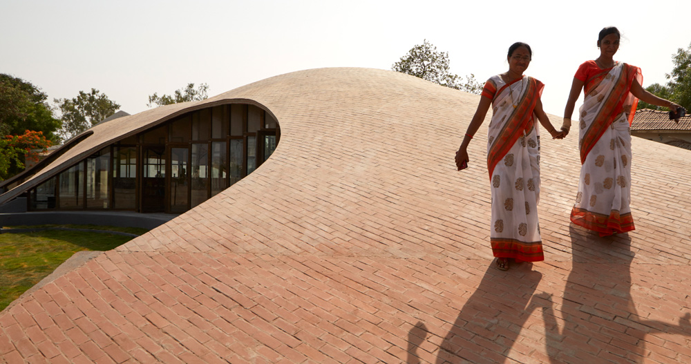 sP+a constructs brick vaulted library for a school in india