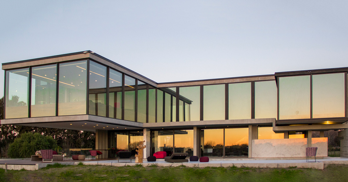 g2 estudio's dragonfly house is built with all-glass facades for 360º ...