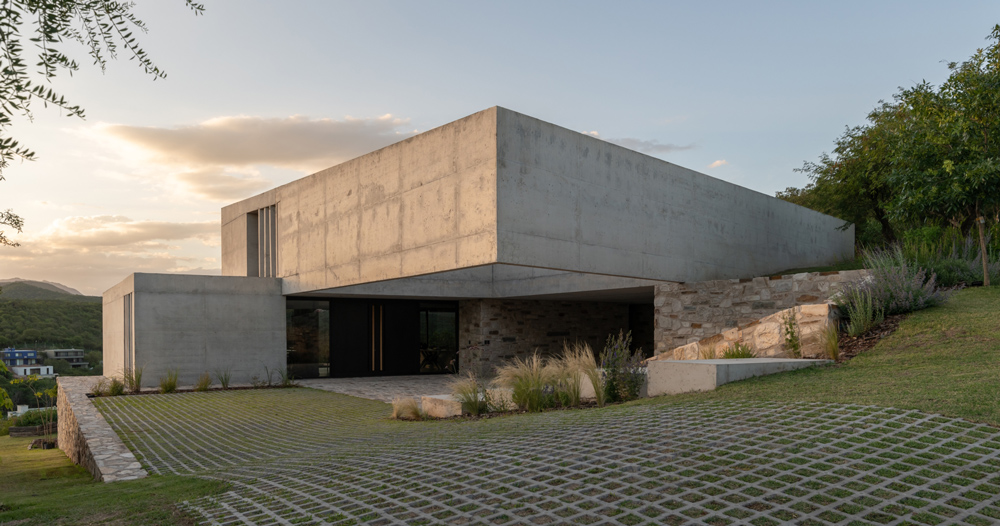 BP arquitectura Q2 house is sited among the mountains of argentina