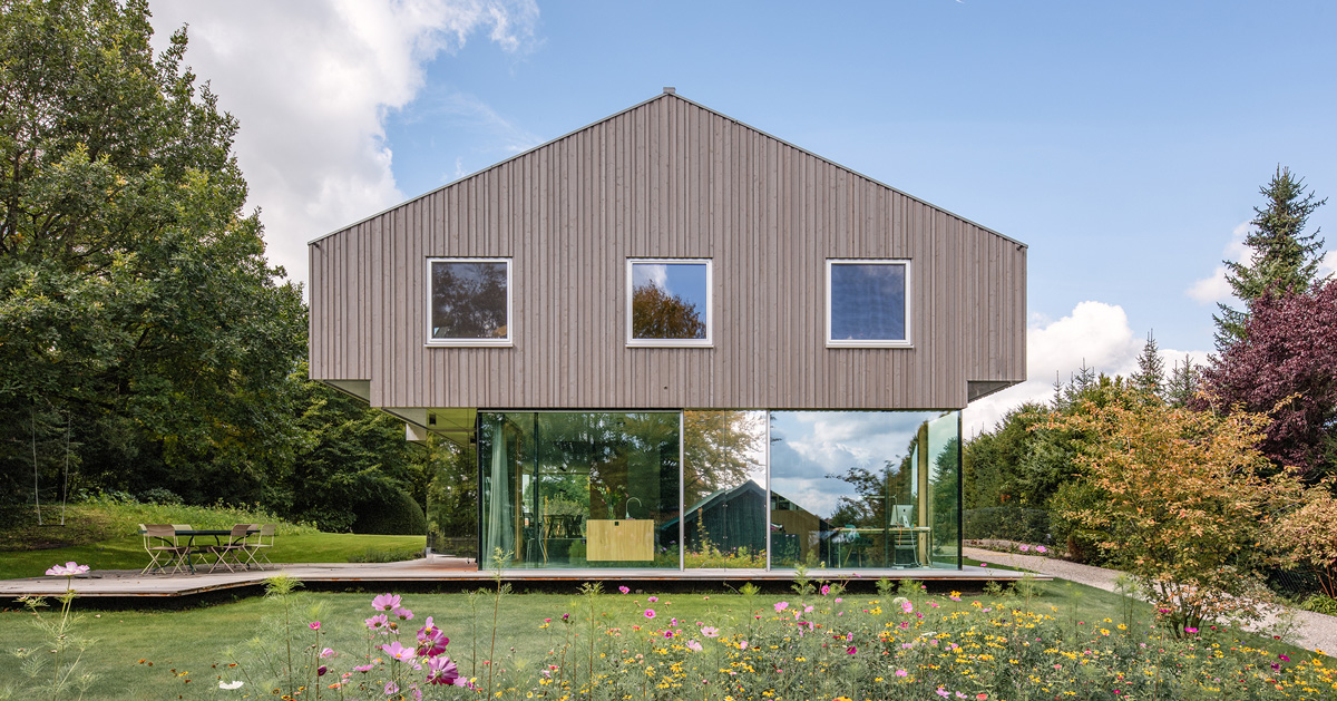 HHF architects' house H floats above the terrain using glass