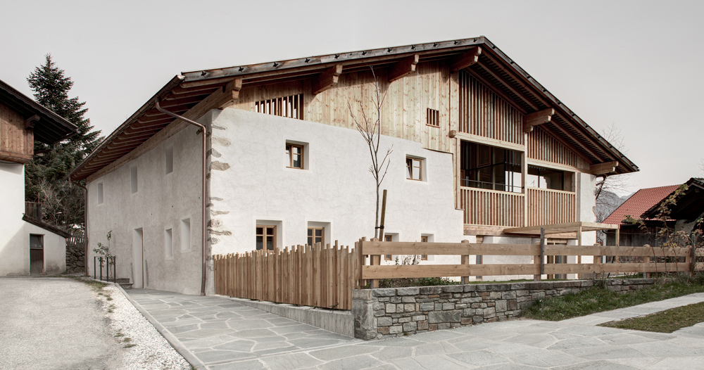KUP architekten revitalizes traditional tyrolean farmhouse in southern ...