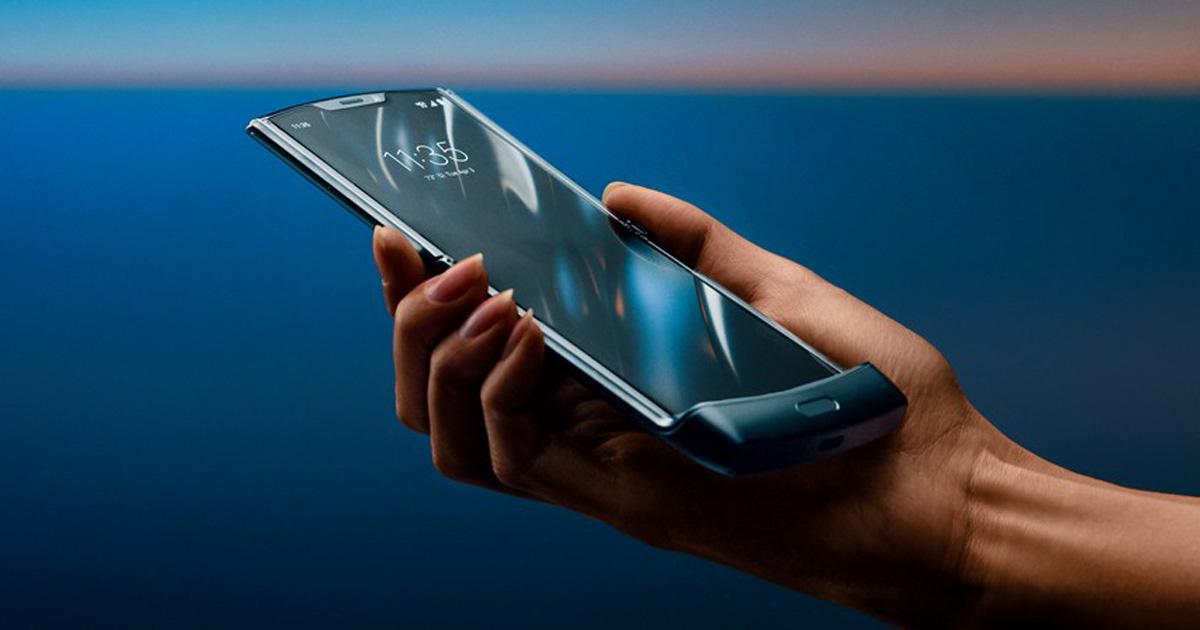 the rebooted motorola RAZR with folding display is officially here