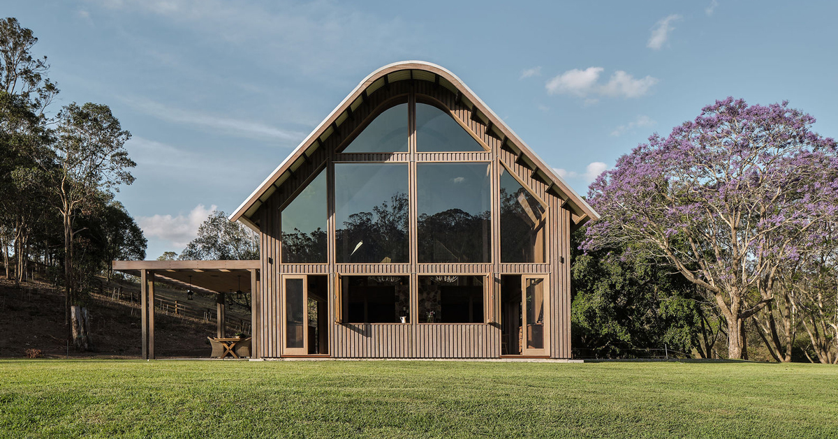 paul uhlmann architects designs modern barn house in australia