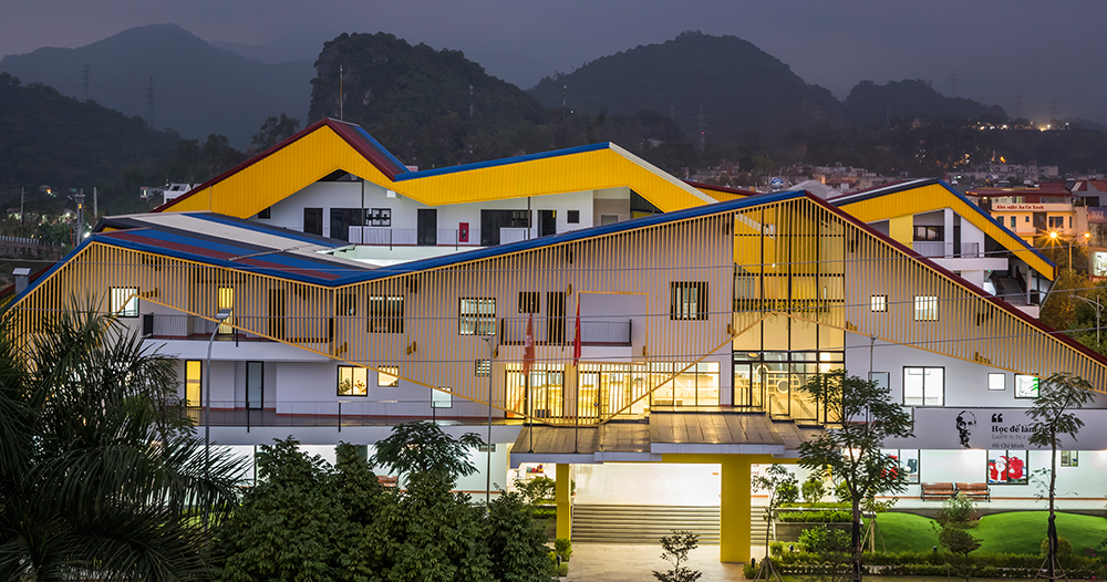 colorful 'da hop school' by 1+1>2 architects echoes mountains of vietnam