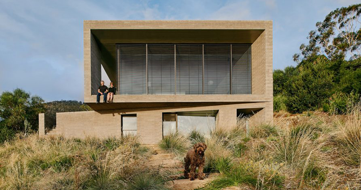 topology studio builds a house overlooking otago bay in tasmania