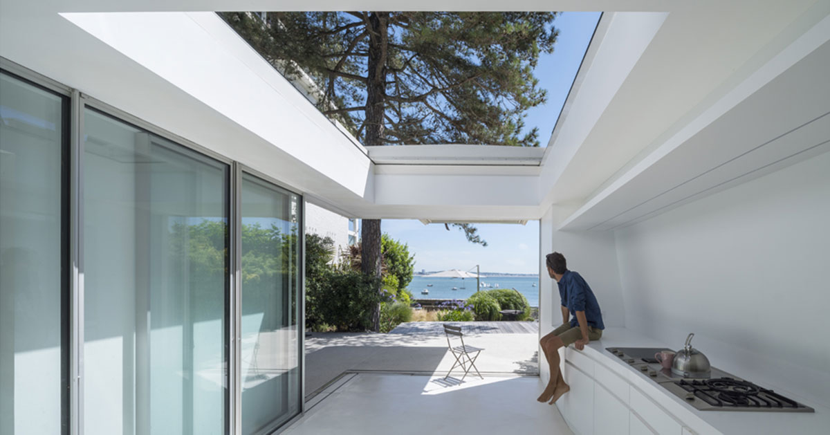avignon-clouet architects builds summer house with removable roof in france