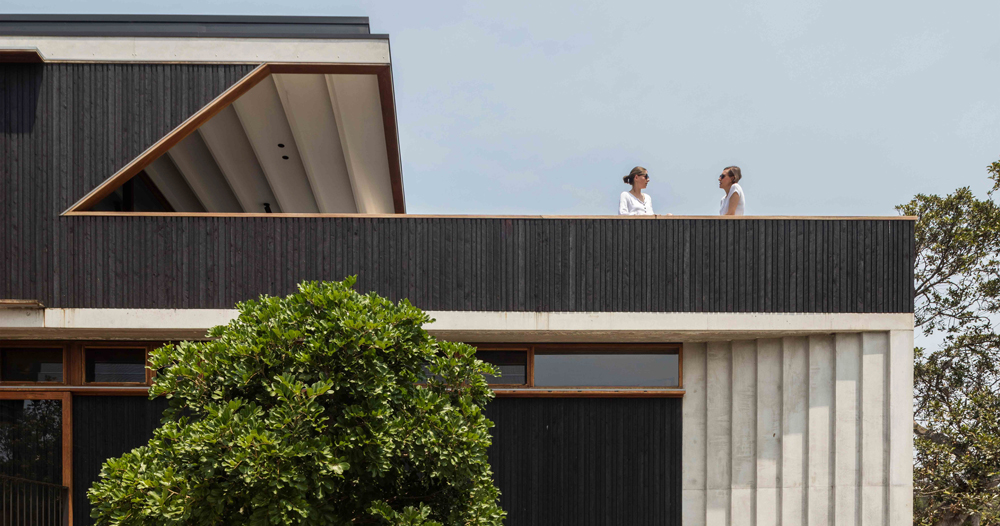 david boyle sculpts the breezeway house as a complex, angular geometry