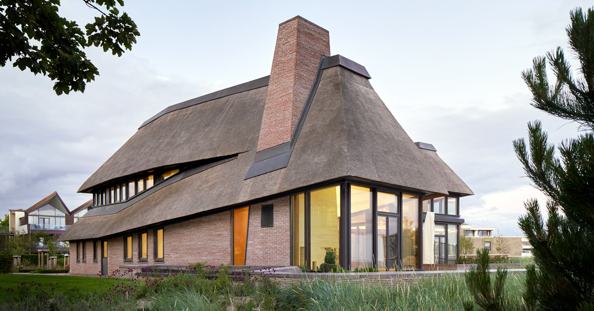 thatched hip roof tops hubschmitz architekten's house on föhr island ...