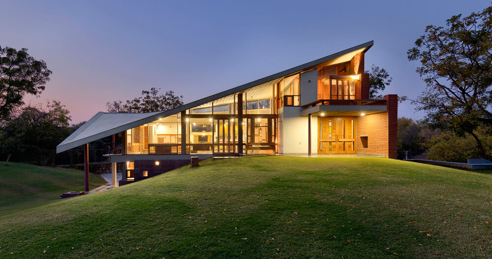 studio 4000 encloses its weekend house in aalloa with parabolic roof