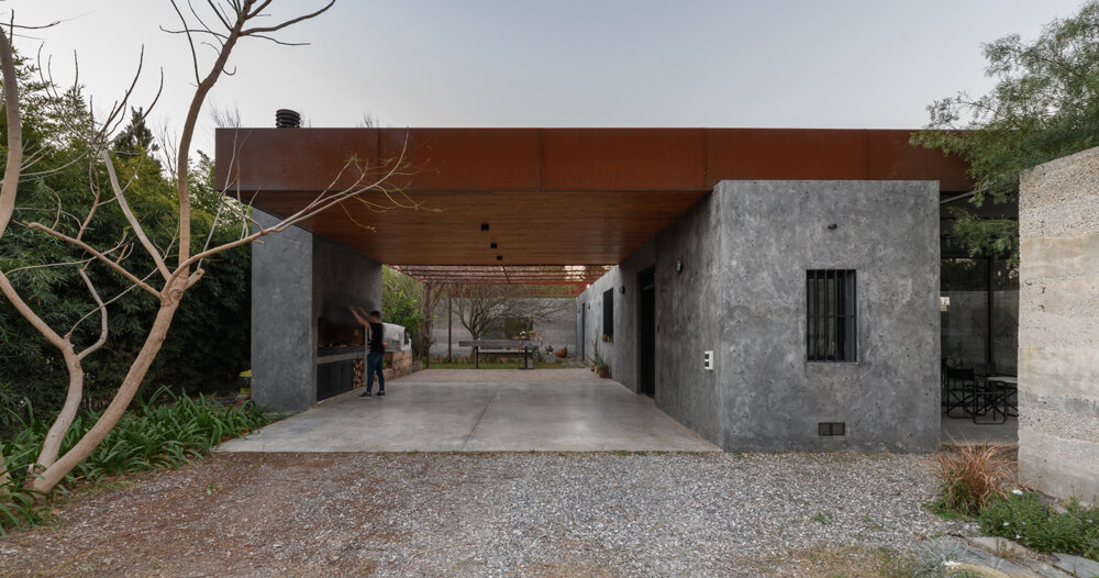 roberto benito experiments with concrete to imitate geological layers