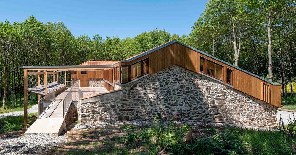 EeG arquitectos designs a hostel from a derelict farmhouse in sobrado