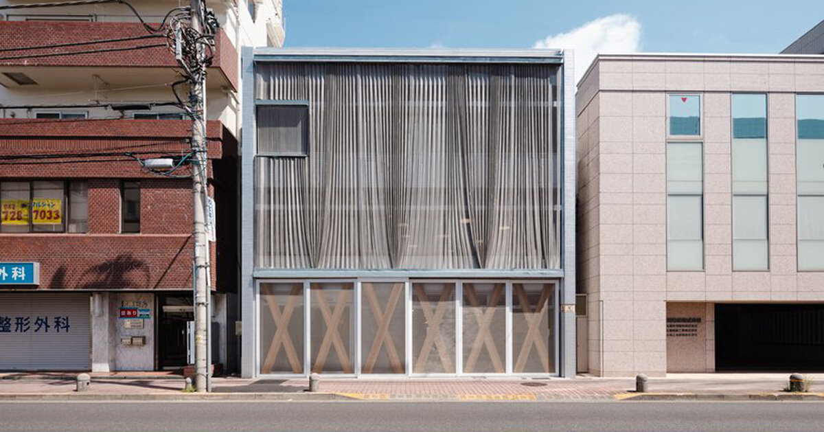 T2P architects seals X office facade with a metallic mesh curtain in tokyo