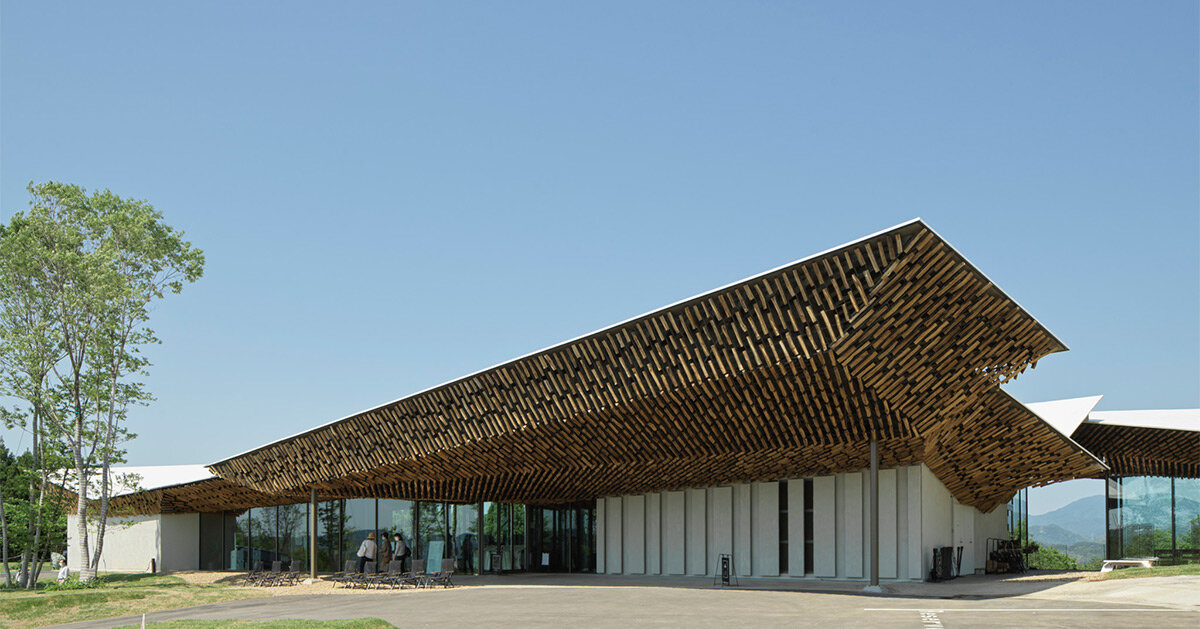 kengo kuma's firewood roof for 'snow peak' spa resort echoes mountain ...