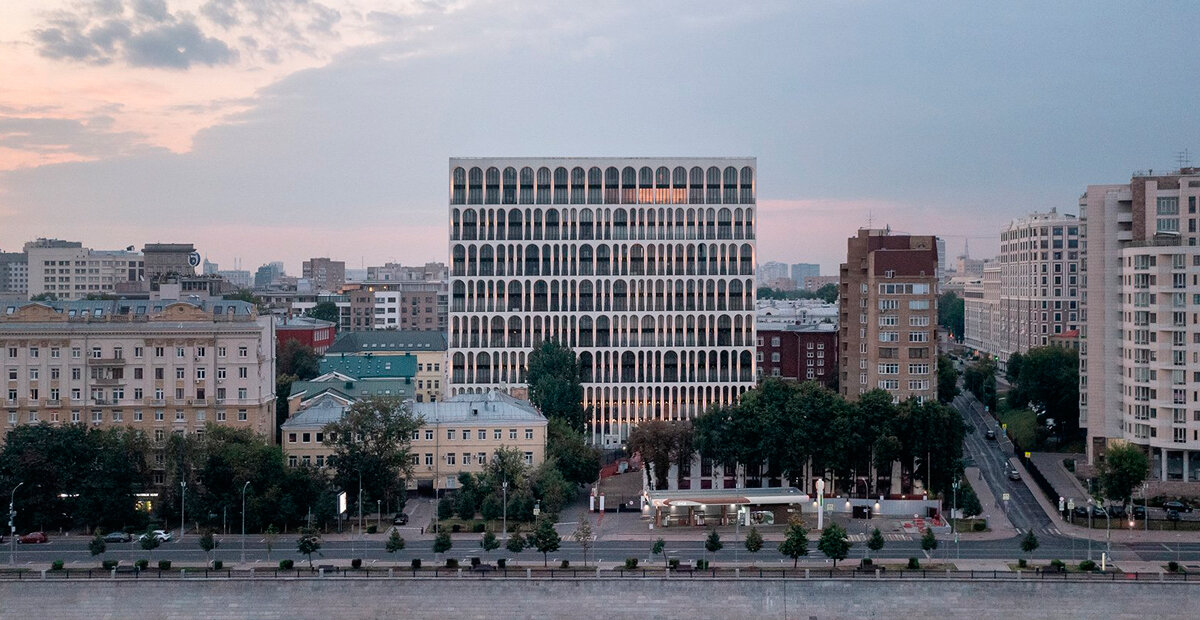 arched facade in moscow revisits venetian palazzi architecture