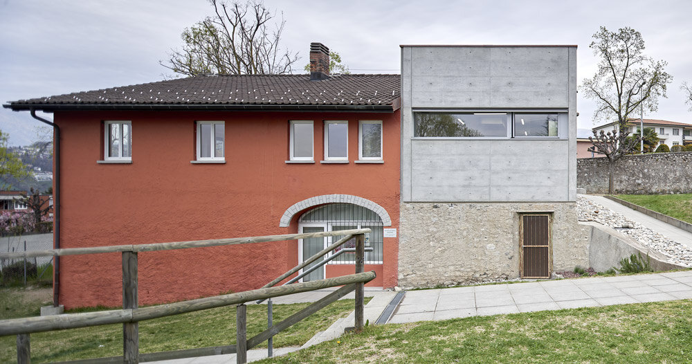 modern addition plugs onto enrico sassi's 'casa rossa' in swiss alps