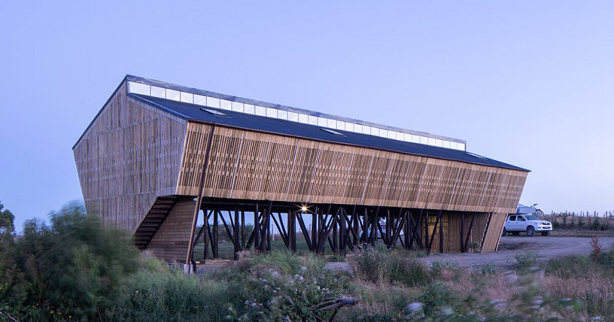 lucas maino fernandez wraps chile home in latticed corridor