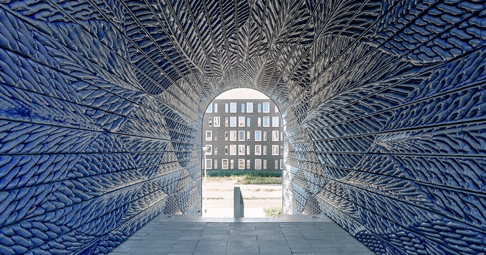 studio RAP 3D-prints blue ceramic tiles for a fluid threshold in delft