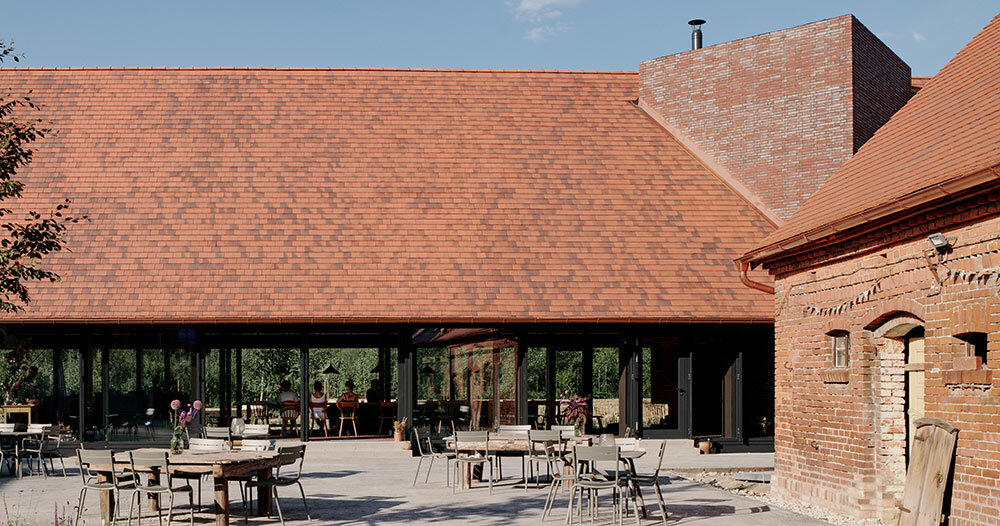 sigurd larsen unites architecture + gastronomy at michelberger farm