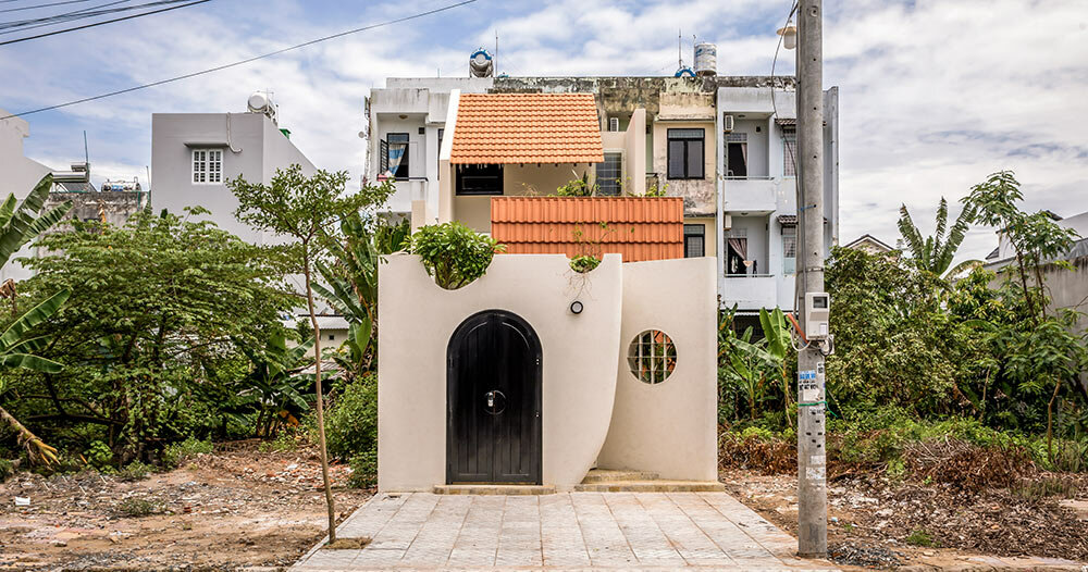 da vàng studio nurtures seven gardens within its nhà voi house