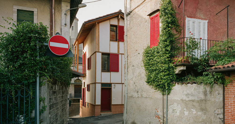 studio albori rebuilds this 'casa di legno e paglia' with wood & straw