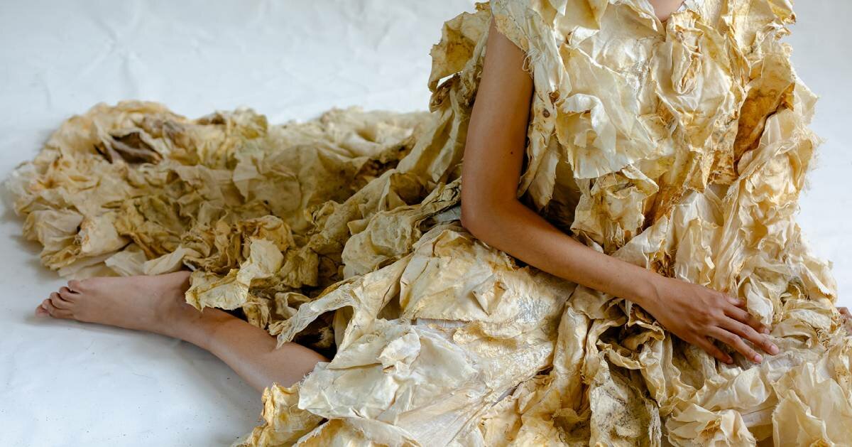 dasha tsapenko grows biodegradable wedding dress from mycelium