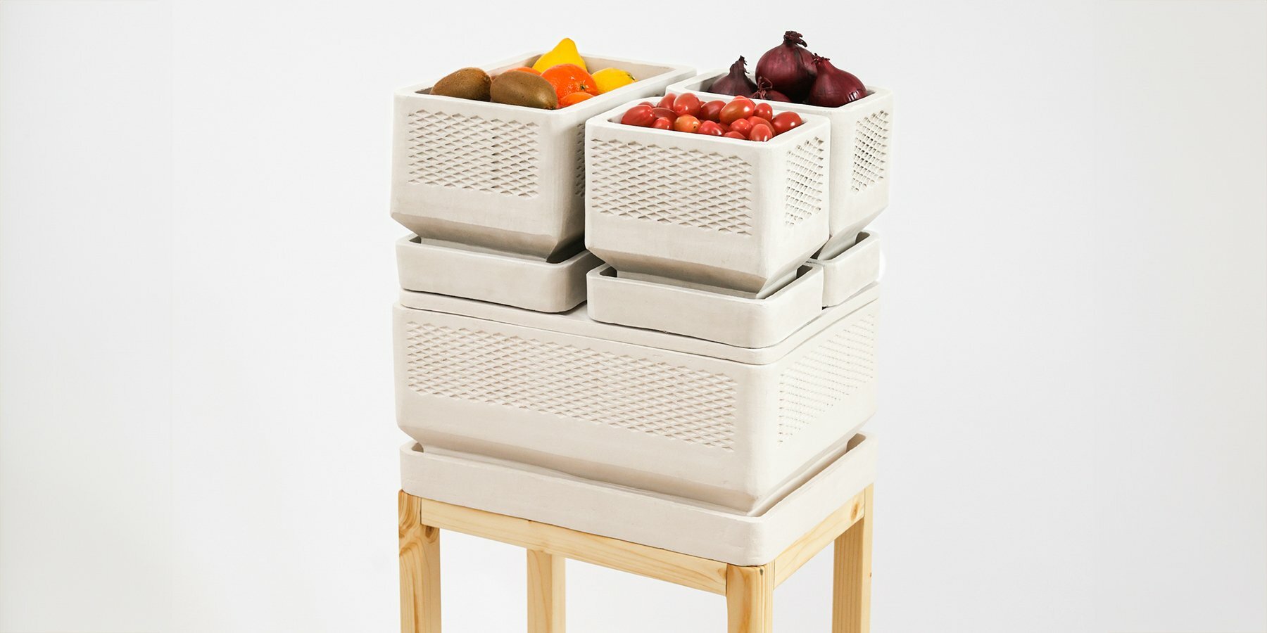 TONY® by lea lorenz: a clay container with evaporative cooling