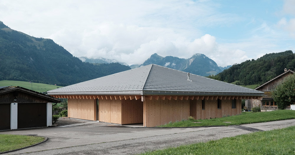 l'architecte charly jolliet réalise une maison alpine minimaliste avec ...