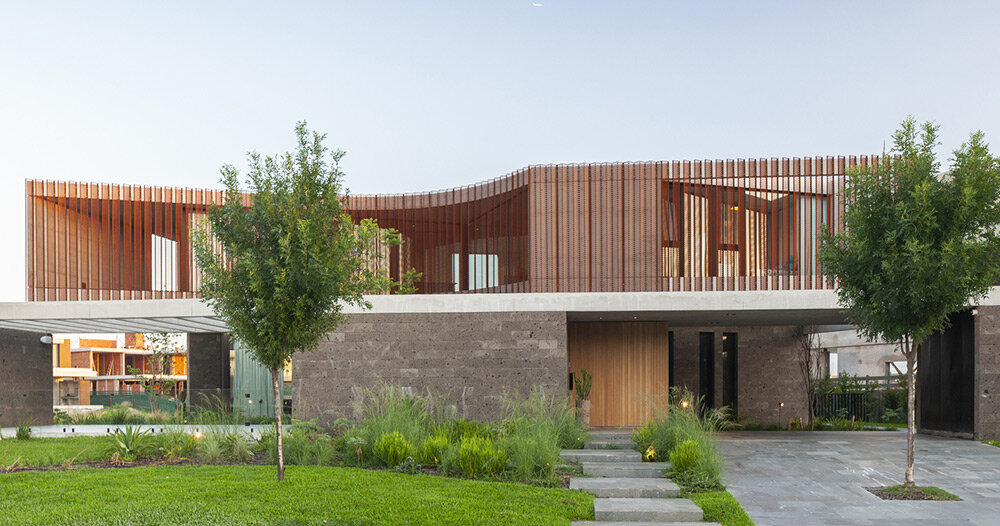 estudio PKa-designed 'casa órbita' revolves around central garden