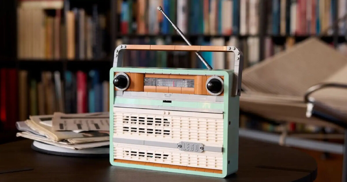 functional LEGO radio brings back the retro style of music players