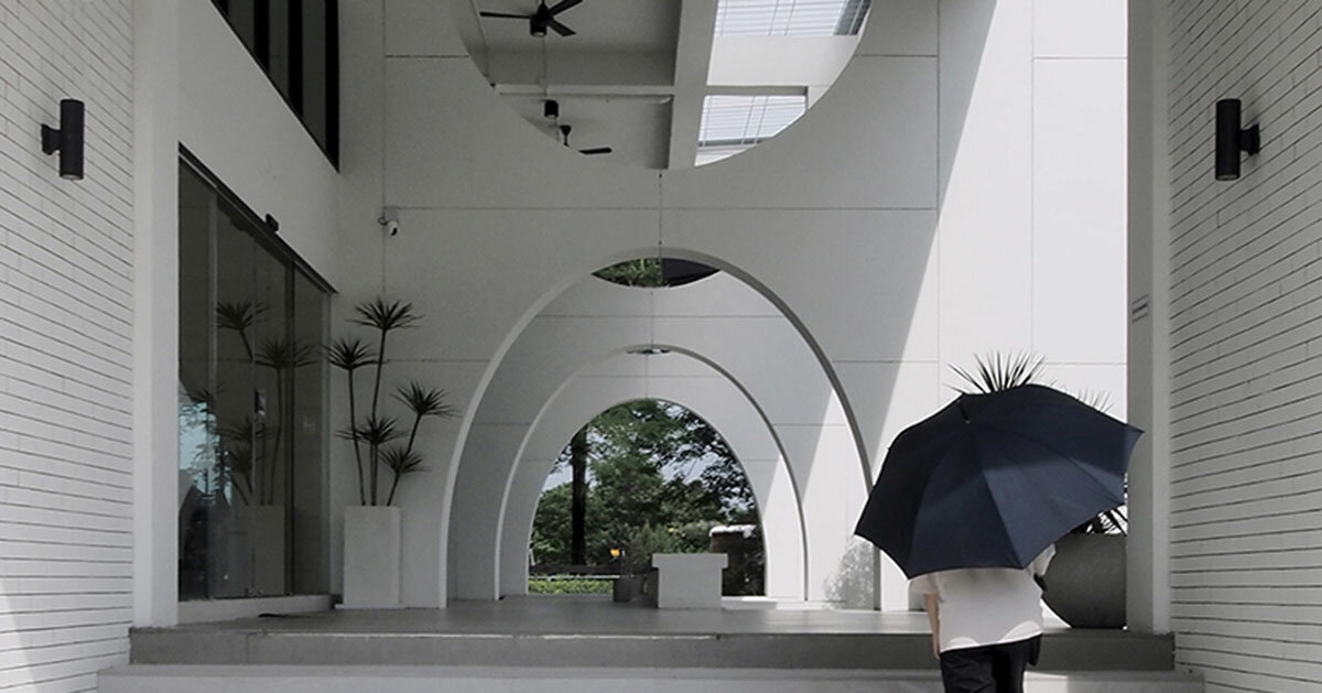 a system of repetitive arch frames defines ASWA's café in bangkok