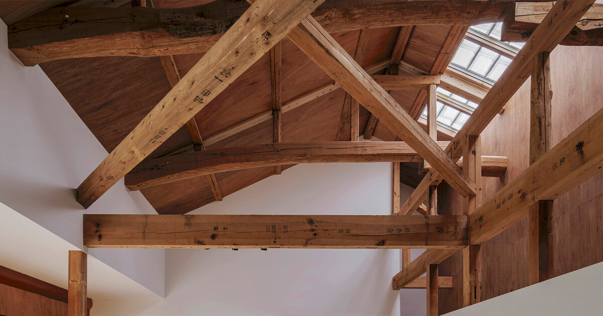 tsutsumi and associates reveals 1979 irimoya-style house's timber framework