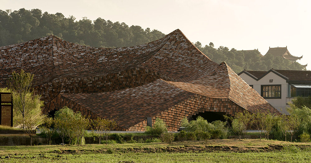 kengo kuma wraps undulating clay museum in ceramic panels