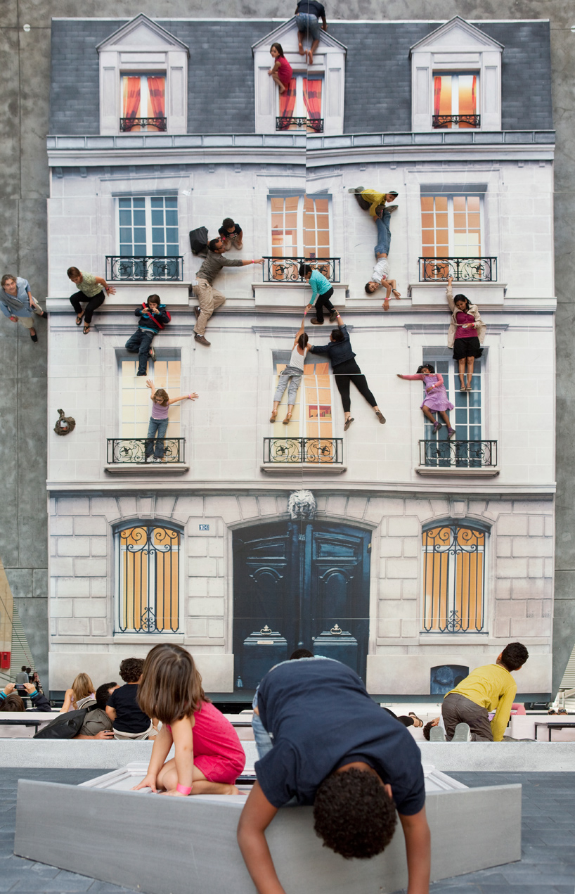 leandro erlich: bâtiment at le centquatre