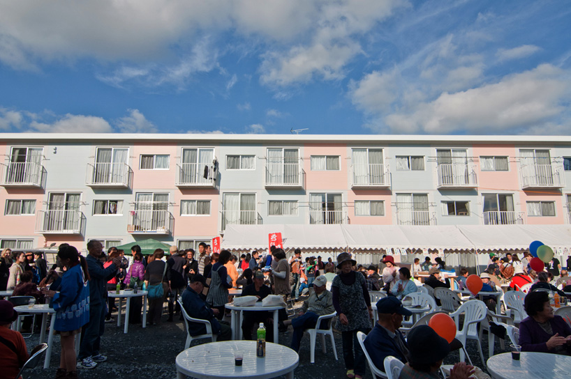 shigeru ban: onagawa temporary container housing + community center