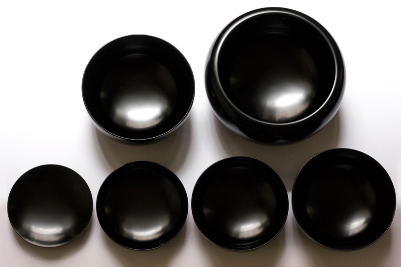 tsuyoshi kotaniguchi creates simple, symbolic ōryōki wares